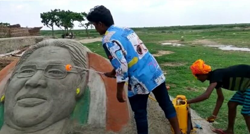 Sand Artist Ashok - बालू पर 'बोलती' द्रौपदी मुर्मू की तस्वीर - 22Scope News