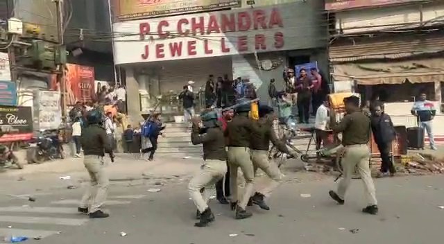पटना: शिक्षक अभ्यर्थियों पर पुलिस ने किया लाठीचार्ज, दौड़ा-दौड़ाकर पीटा ...