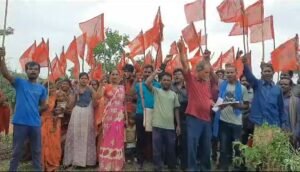 14 बिरहोर परिवार के घर पर चला वन विभाग का बुलडोजर, जंगली फल और पत्ता ...