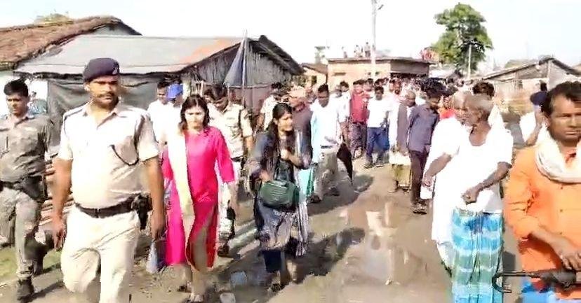 खगड़िया के दो बूथ पर ग्रामीण करेंगे 10 को मतदान, समझाने पहुंचे ...