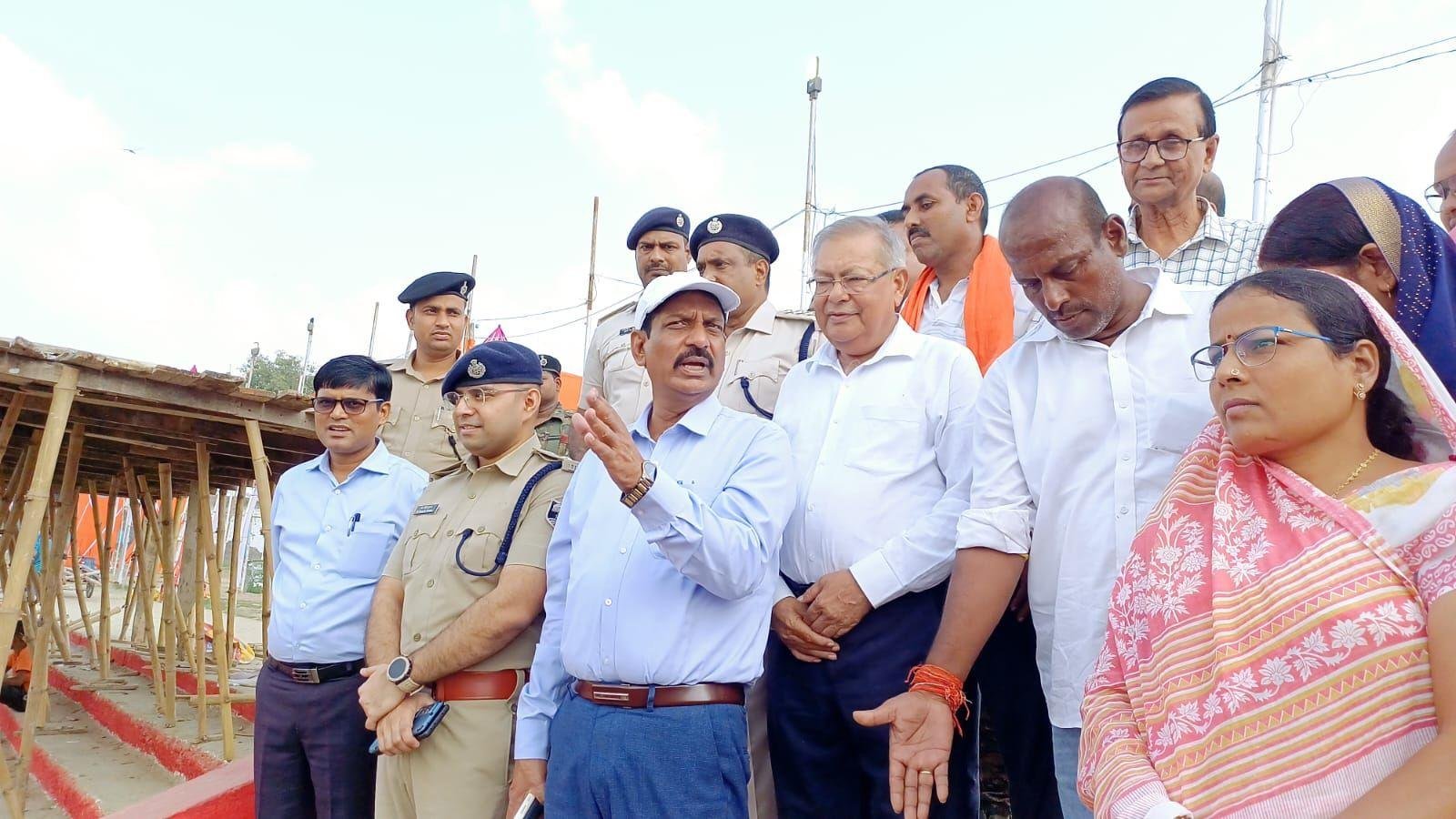 DM ने एसपी और अन्य अधिकारियों के साथ किया छठ घाटों का निरीक्षण, दिए कई ...