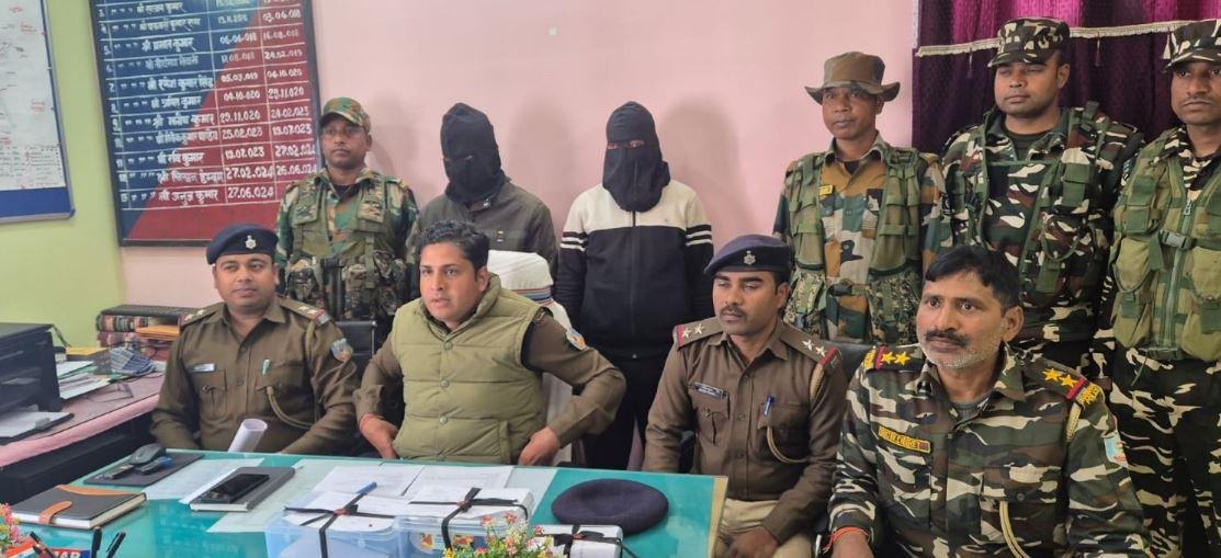 Dumri: लेवी मांगने के आरोप में दो गिरफ्तार, जानिए पूरा मामला